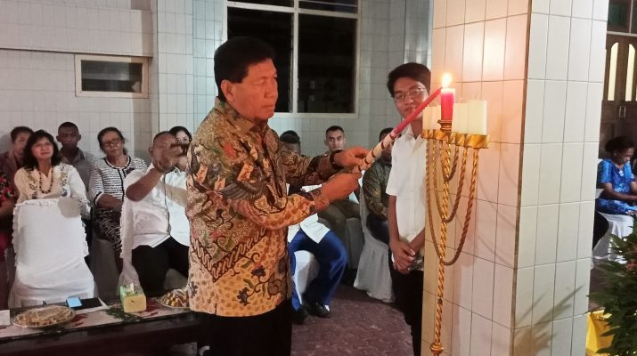 Perayaan Natal Keluarga Banua-Rouw di Serui, Penyalaan Lilin Oleh Tonny ...
