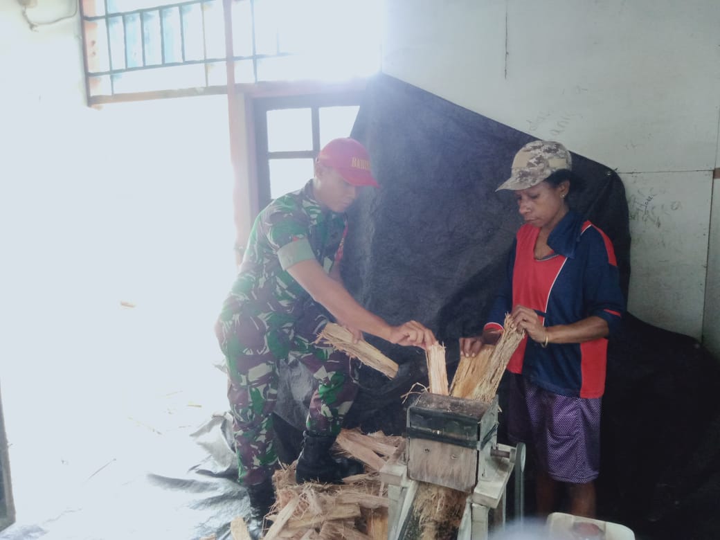 Lestarikan Pangan Lokal, Babinsa Koptu Aan Bantu Olah Sagu - MEPAGO.CO Lestarikan Pangan Lokal, Babinsa Koptu Aan Bantu Olah Sagu - MEPAGO.CO