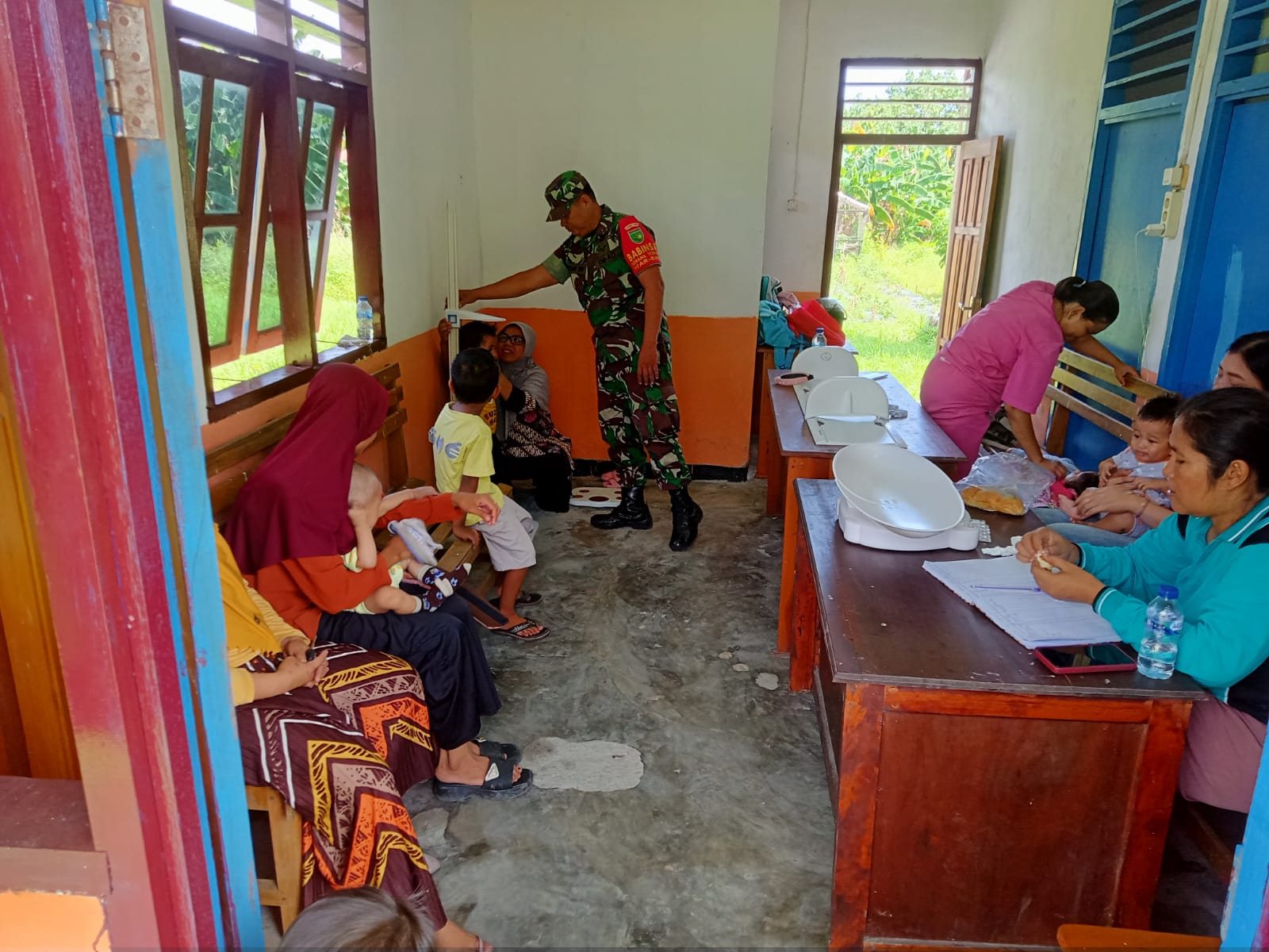 Peran Aktif Babinsa Warbah Bantu Posyandu Balita Di Batu Zaman - MEPAGO.CO