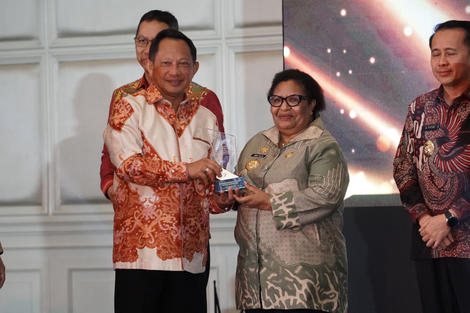 Dr. Ribka Haluk Raih Penghargaan "Pemimpin Perempuan Inspiratif" dari ...