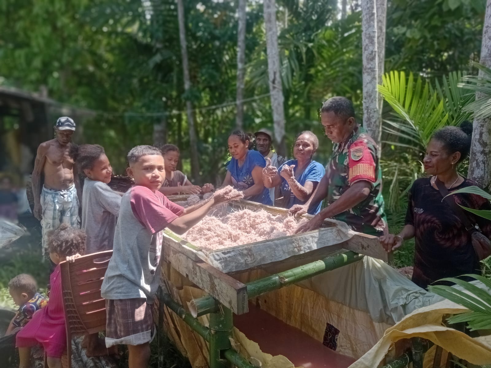 Babinsa Serui Hadir di Tengah Warga, Sagu Jadi Simbol Kebersamaan di ...