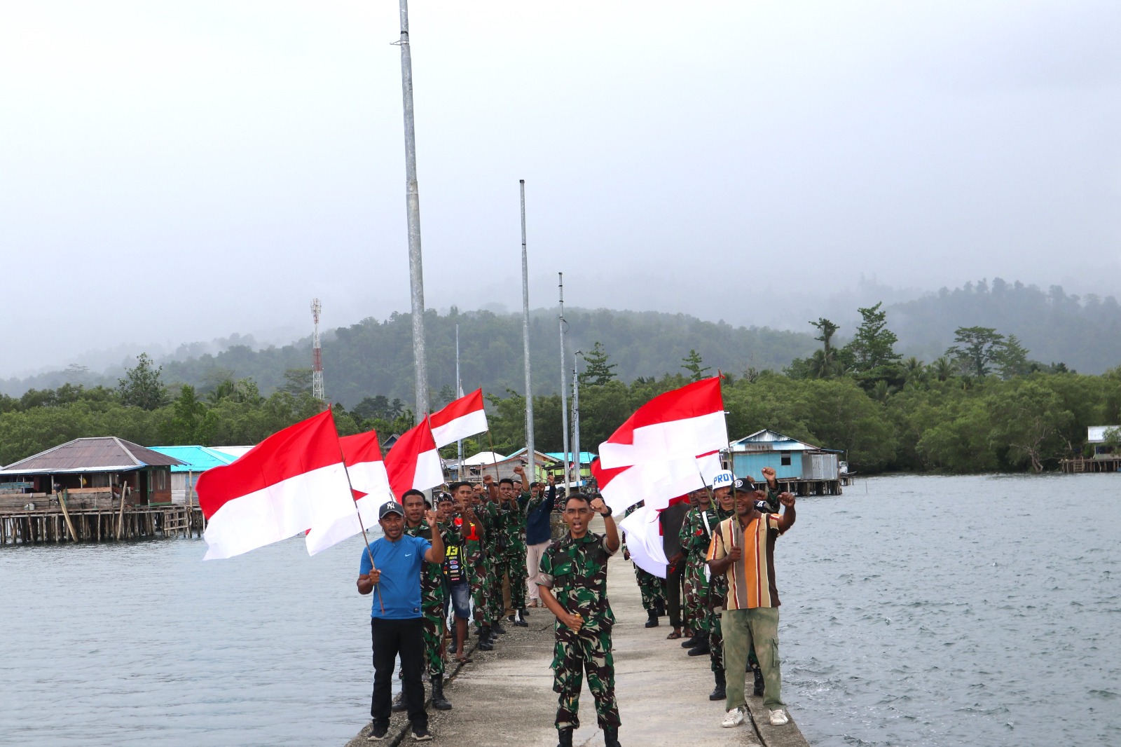 Dandim 1709/Yawa Pimpin Pawai dan Pengibaran Bendera Merah Putih di ...